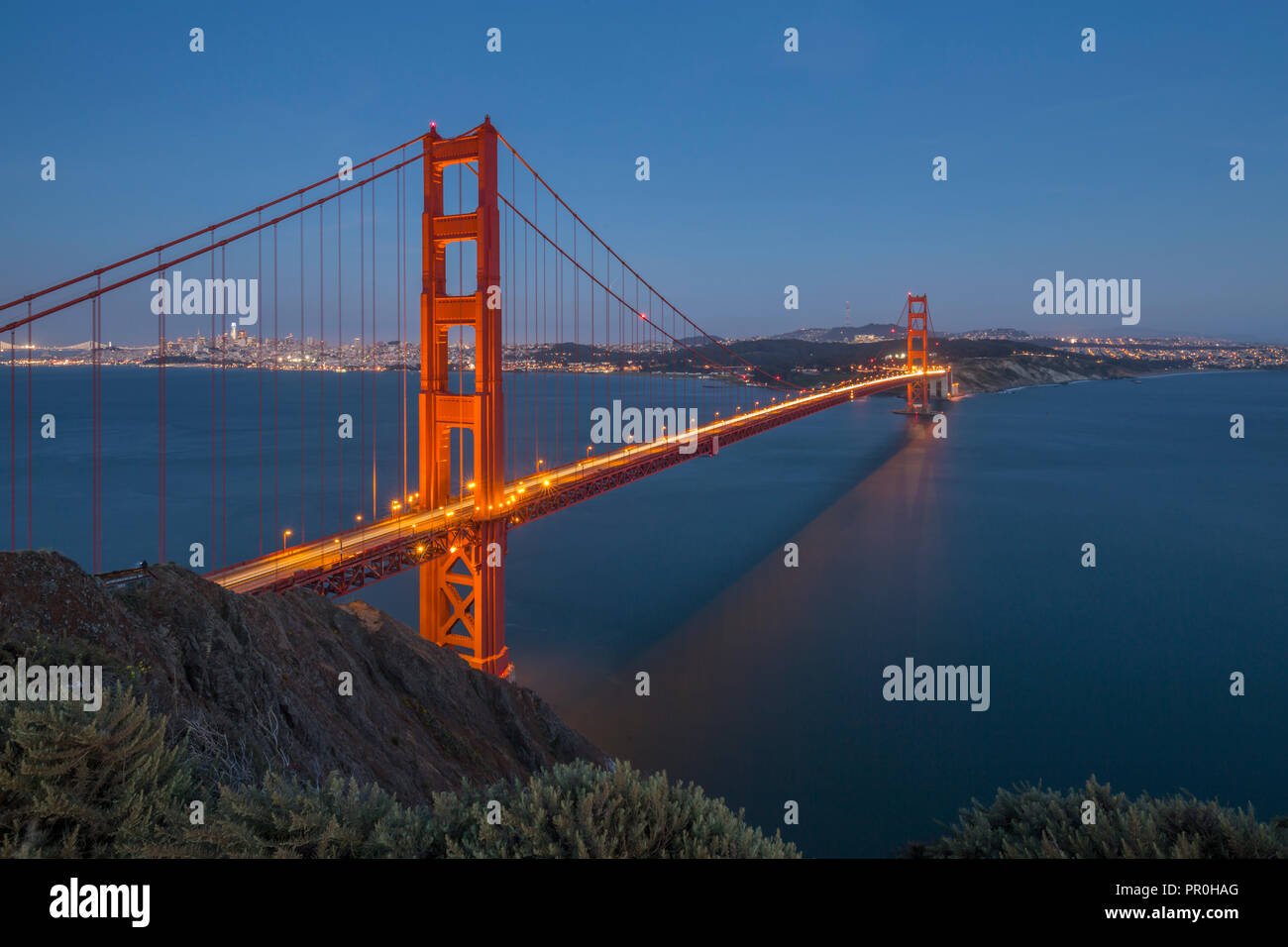 View of Golden Gate Bridge from Golden Gate Bridge Vista Point at dusk ...