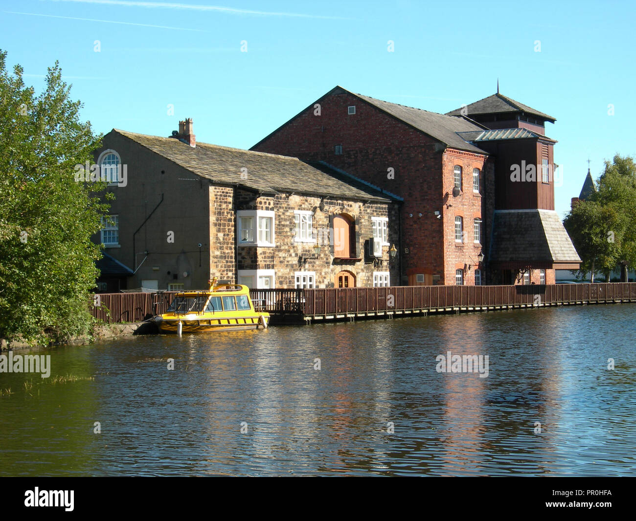 Around the UK - Old Canal side Warehouse Stock Photo - Alamy