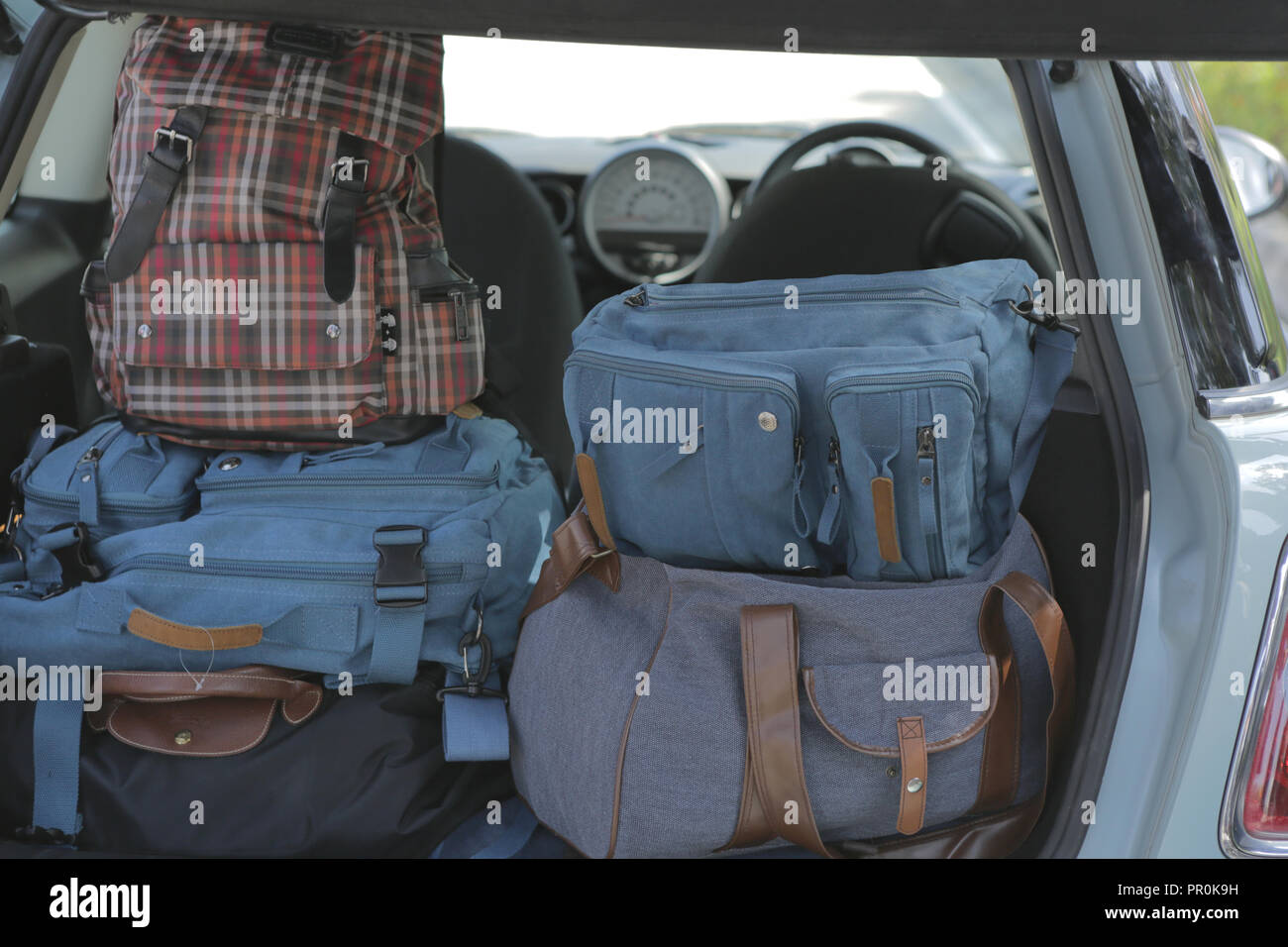 Overloaded car holiday hi-res stock photography and images - Alamy