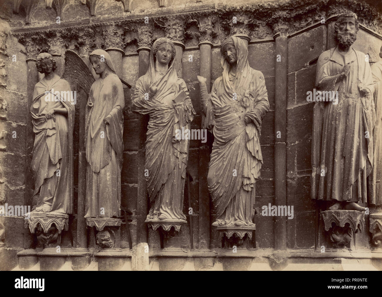 Reims Cathedral, statues side of central portal, right side, west door ...