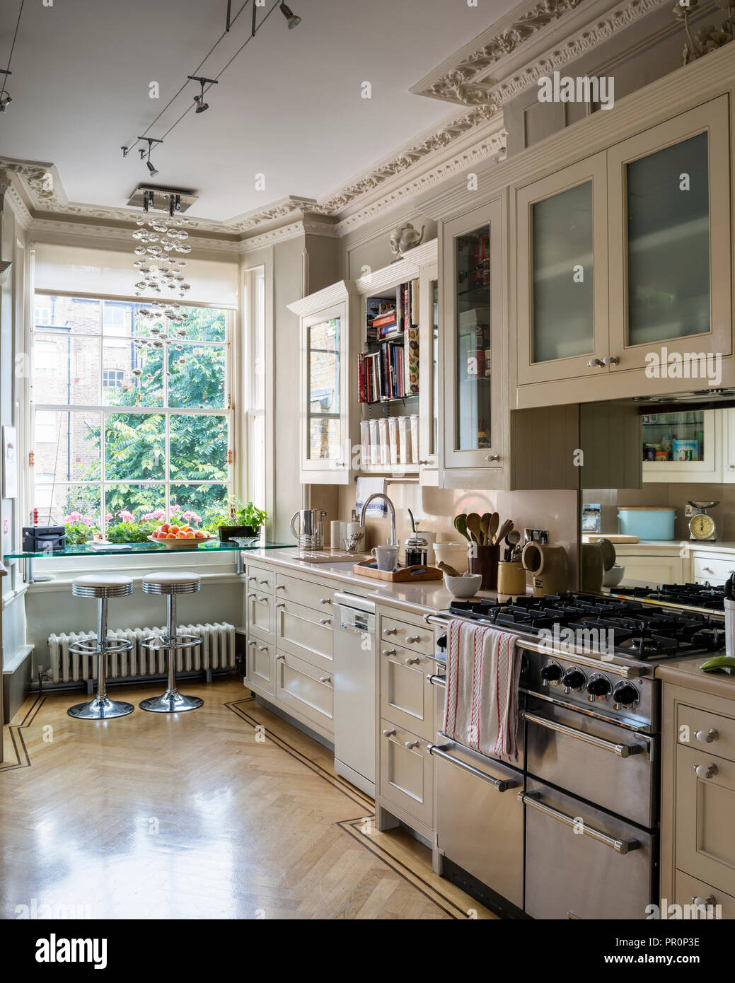 Kitchen gas hob hi-res stock photography and images - Alamy