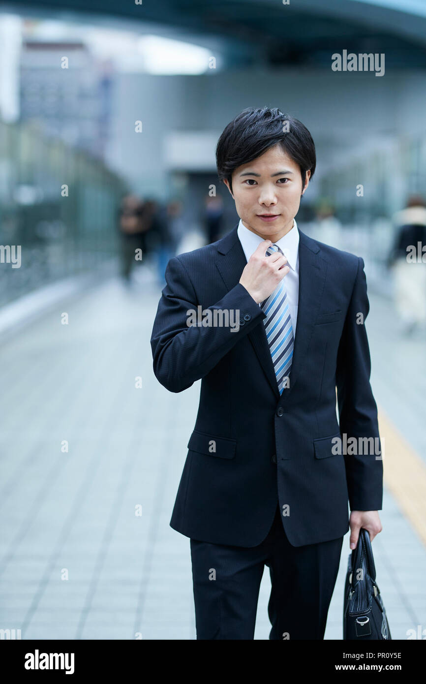 Japanese businessman downtown Tokyo Stock Photo - Alamy
