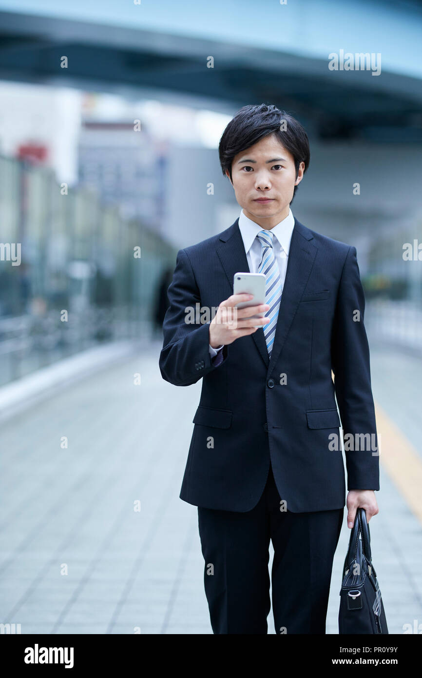 Japanese businessman downtown Tokyo Stock Photo - Alamy