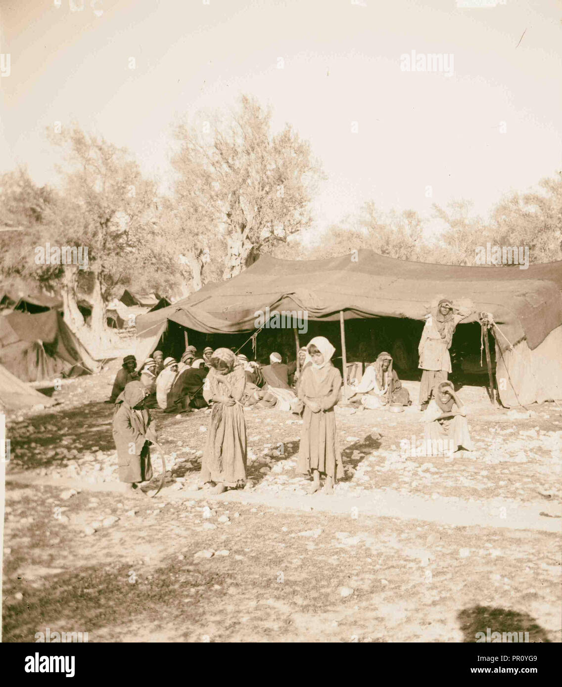 Gypsy costumes hi-res stock photography and images - Alamy