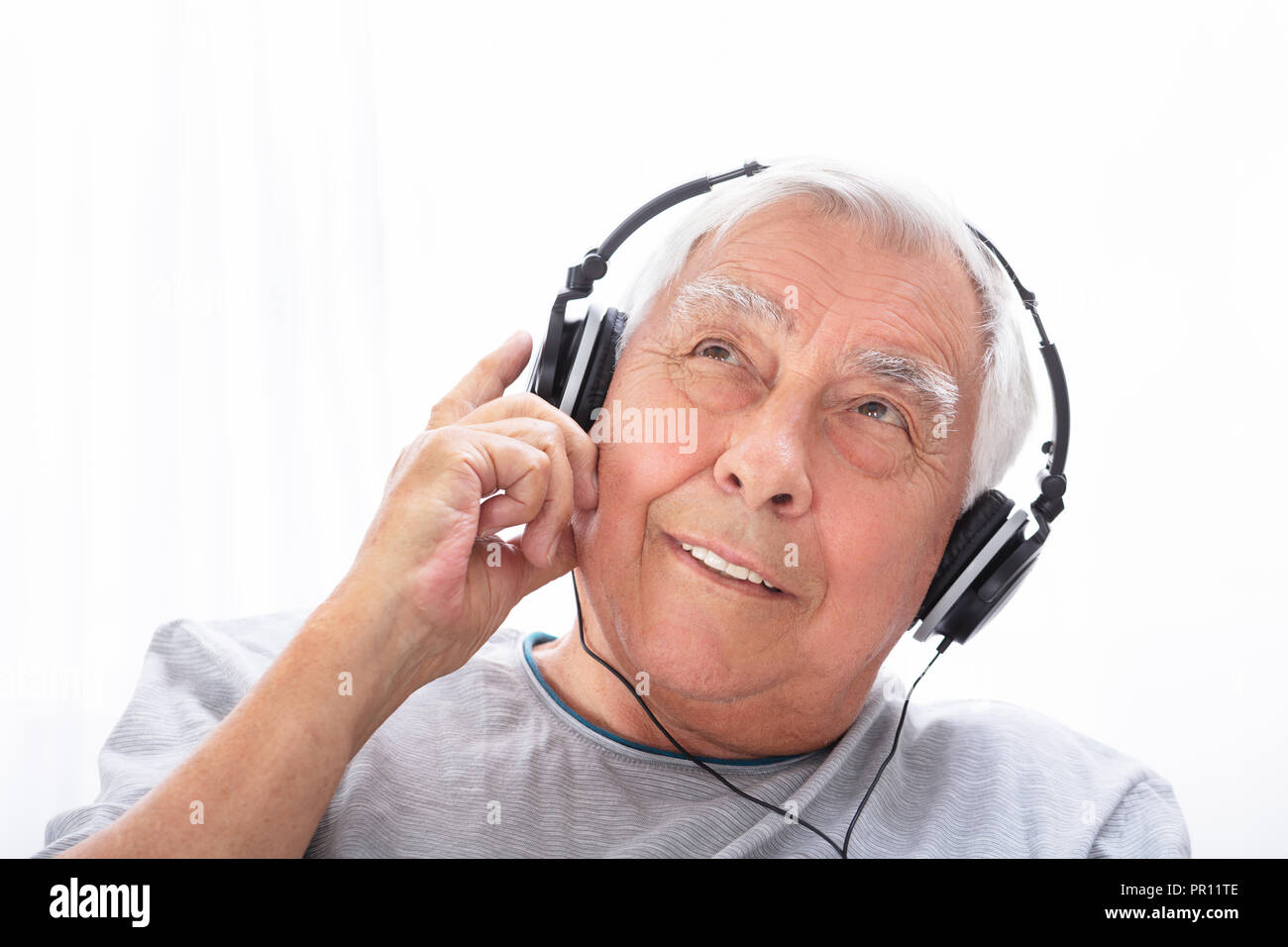 Old people listening music hi-res stock photography and images - Alamy