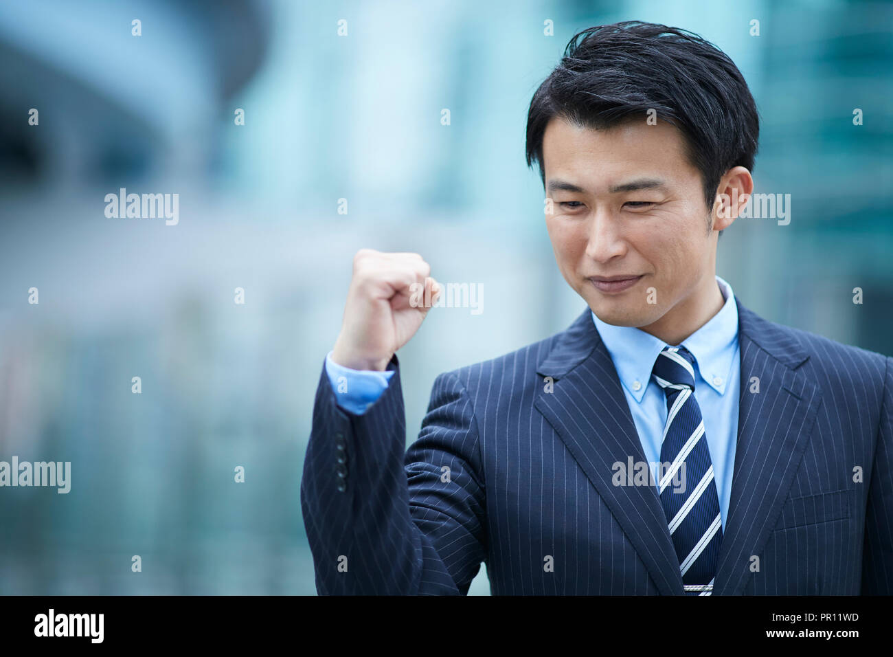 Japanese businessman downtown Tokyo Stock Photo - Alamy