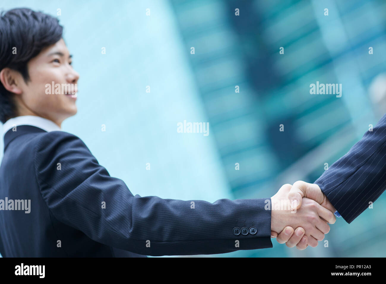 Japanese businesspeople shaking hands downtown Tokyo Stock Photo - Alamy