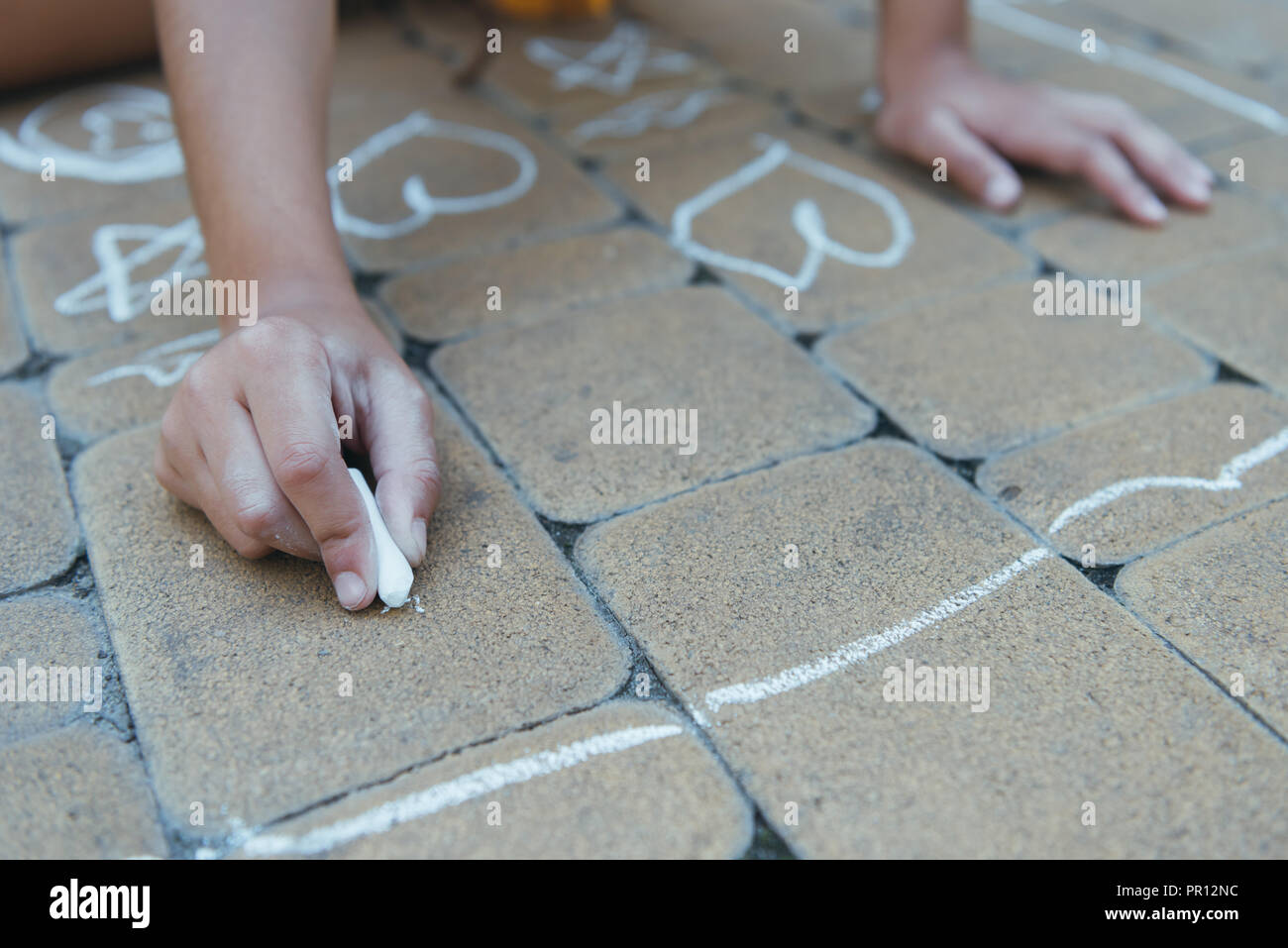 Close up hands drawing chalk hi-res stock photography and images - Alamy
