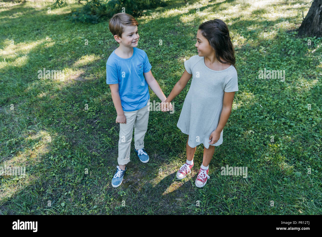 Children holding hands each other hi-res stock photography and images ...