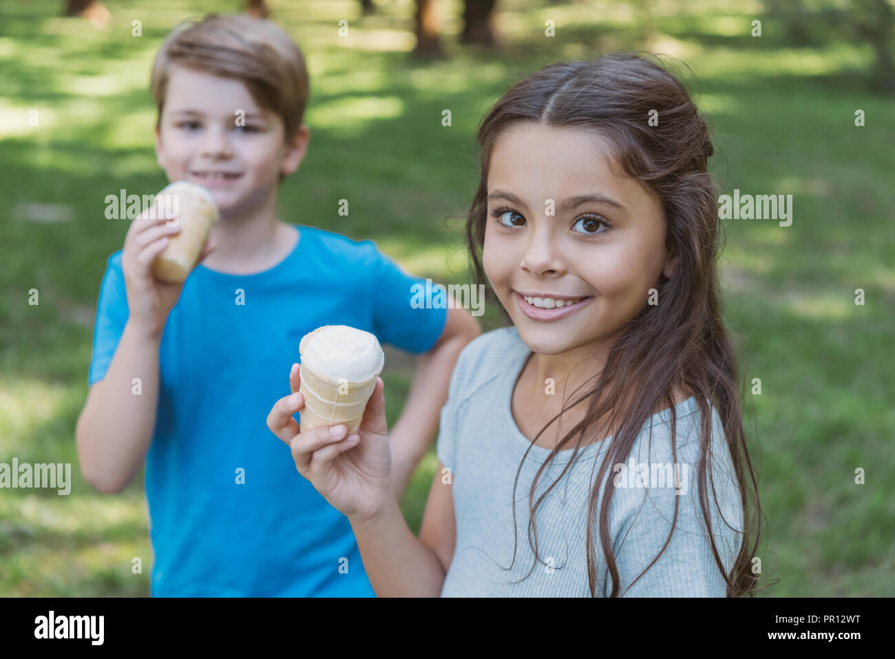Kids eating ice cream hi-res stock photography and images - Alamy