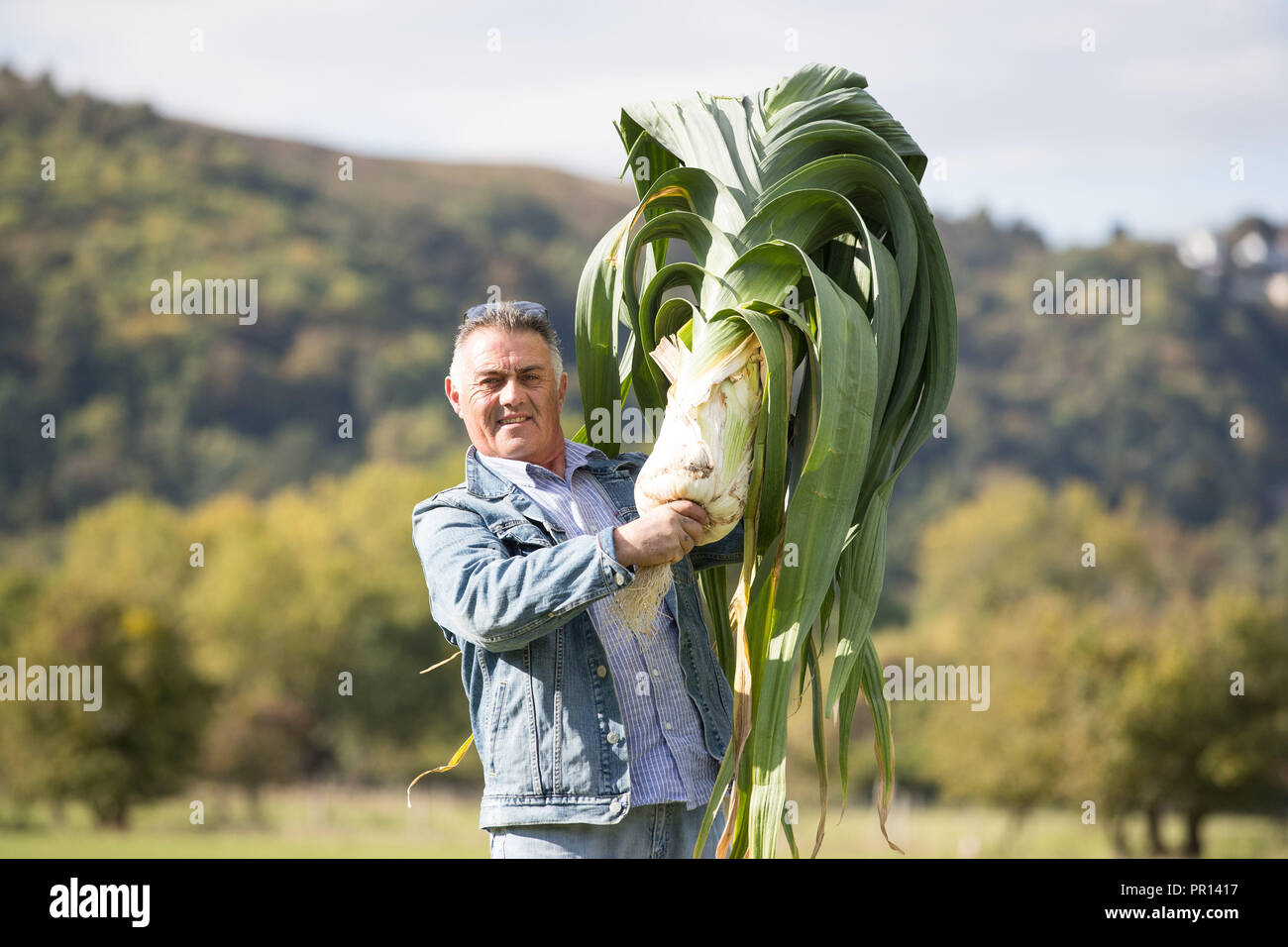 Paul Rochester from Count Durham with his world record giant leek ...
