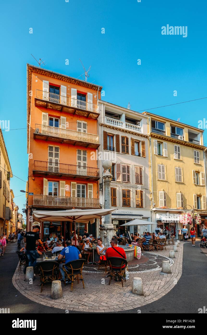 Provencal architecture hi-res stock photography and images - Alamy