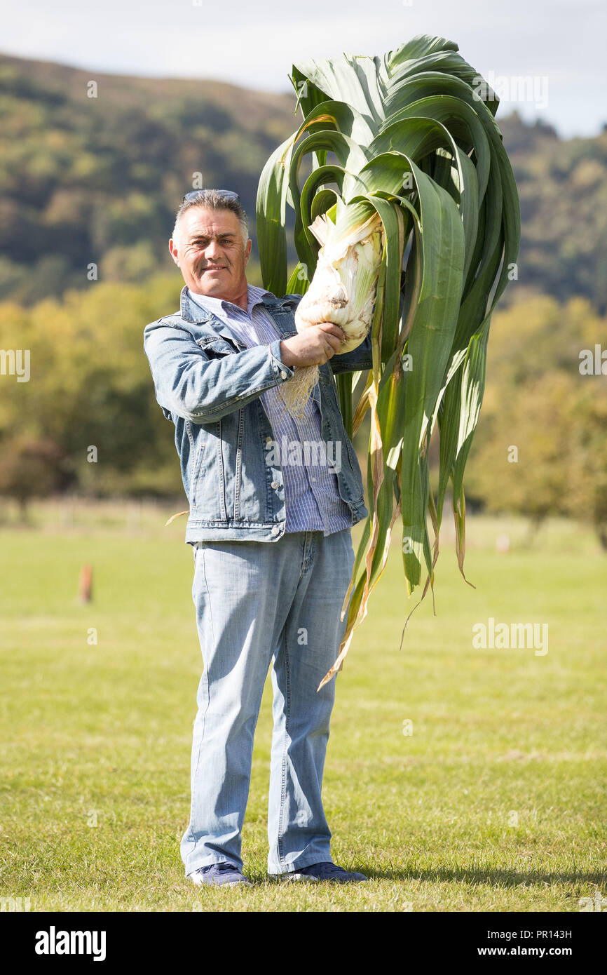 Paul Rochester from Count Durham with his world record giant leek ...