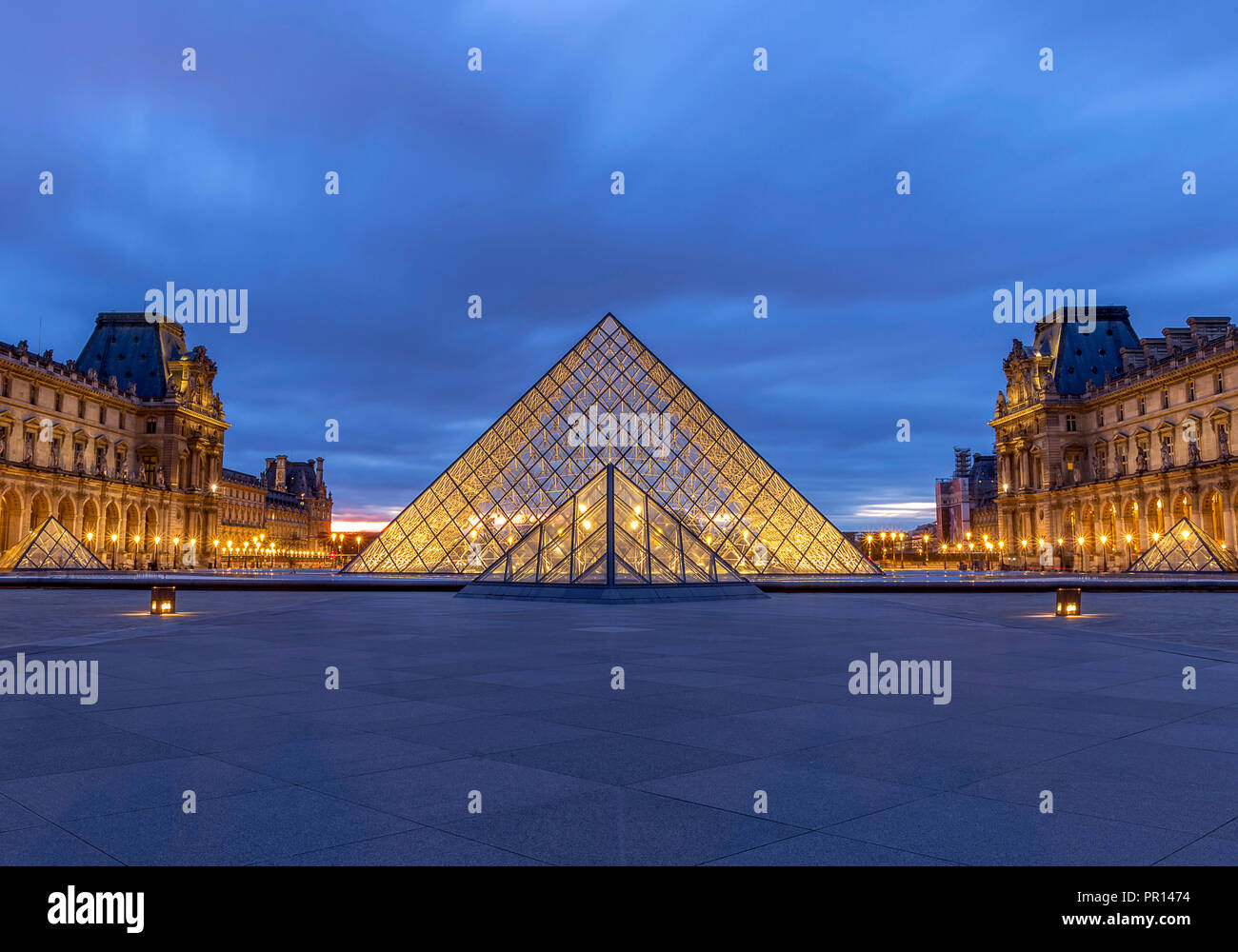 Louvre lens hi-res stock photography and images - Alamy