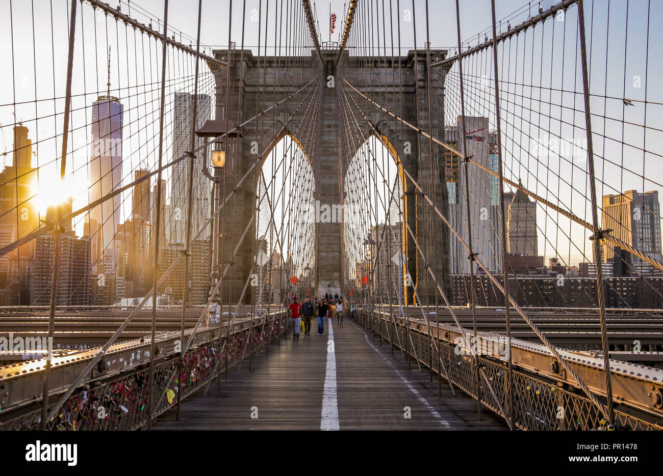 Brooklyn bridge full view hi-res stock photography and images - Alamy