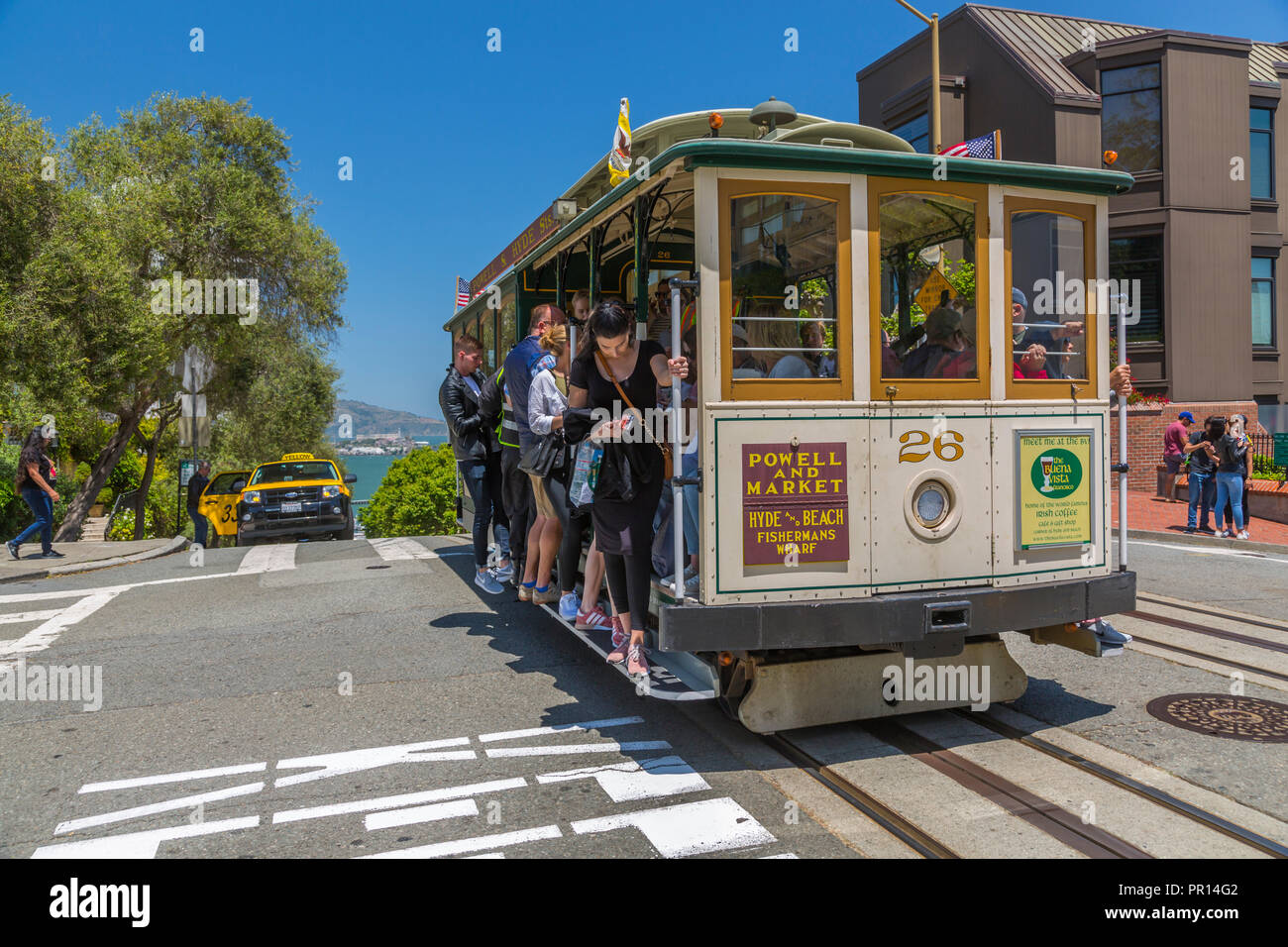 San francisco cable car street scene hi-res stock photography and ...