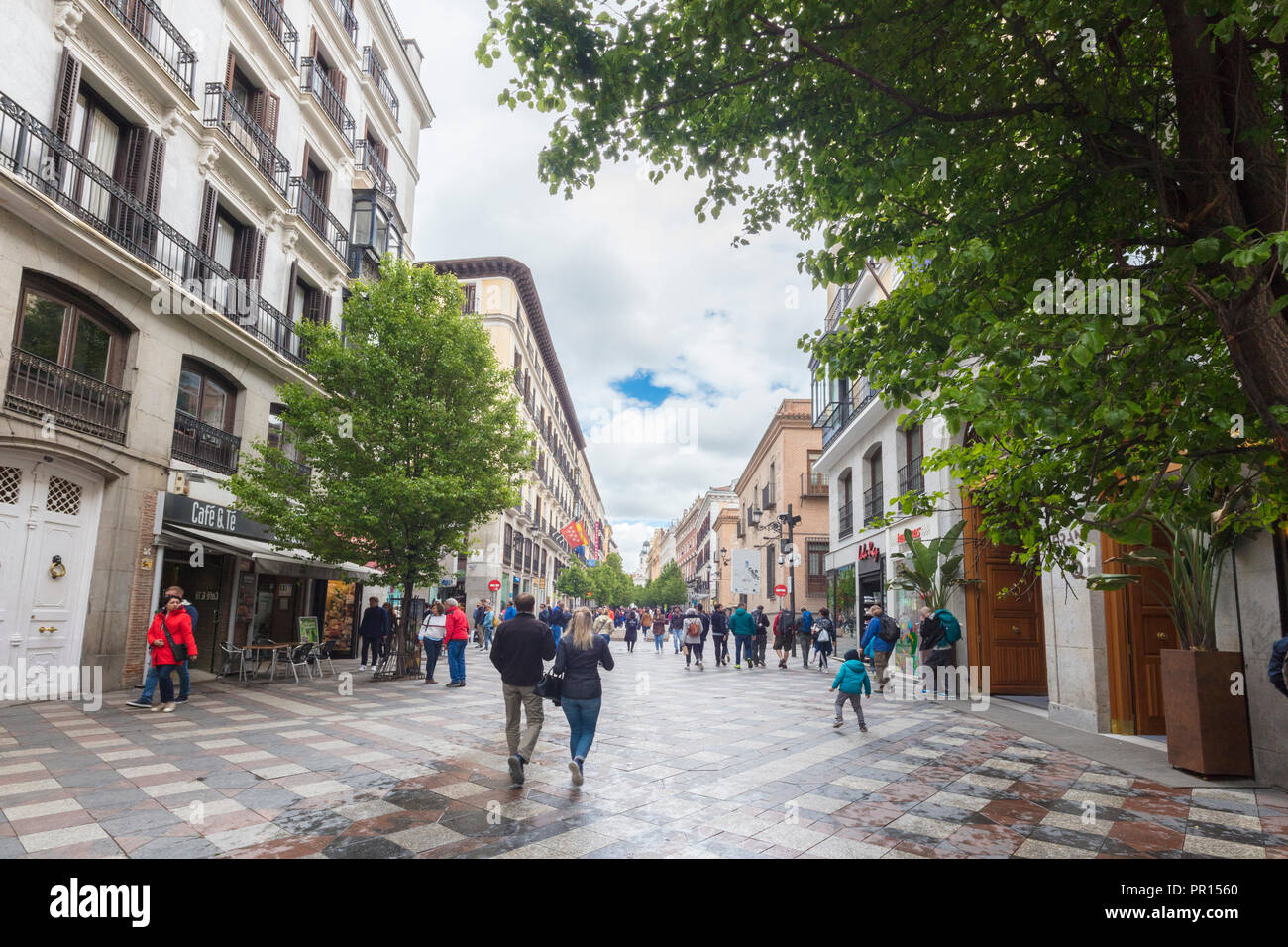 Walking pedestrian street scenes hi-res stock photography and images ...