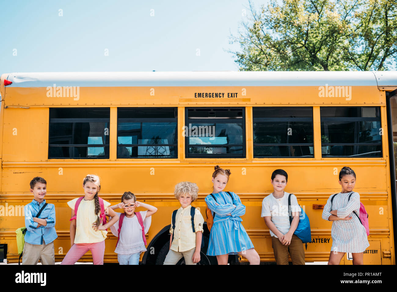 Elementary school bus group hi-res stock photography and images - Alamy