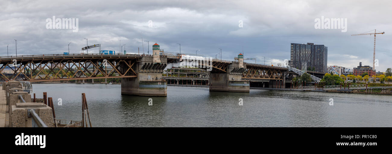Portland, Oregon - Sep 16, 2018 : Burnside Bridge over Willamette river ...