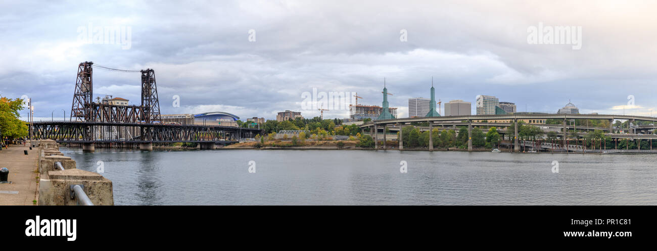 Portland waterfront bike hi-res stock photography and images - Alamy