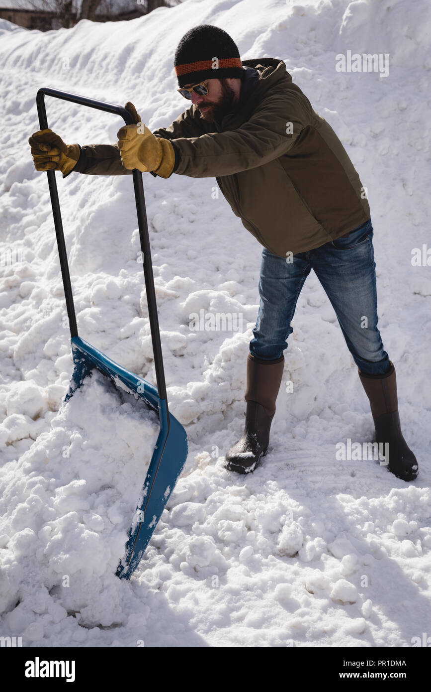 Man cleaning snow hi-res stock photography and images - Alamy
