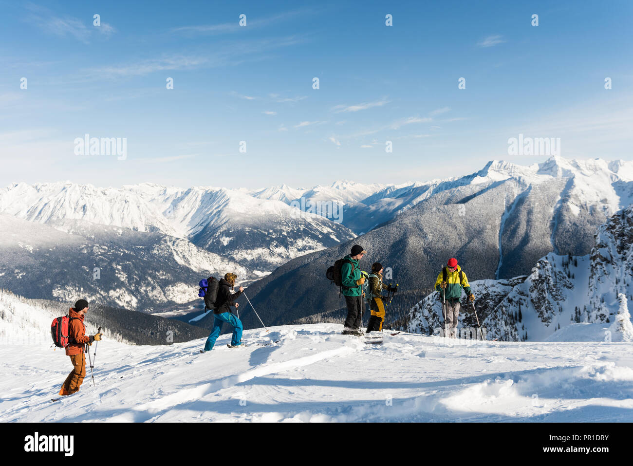 Group of skiers hi-res stock photography and images - Alamy