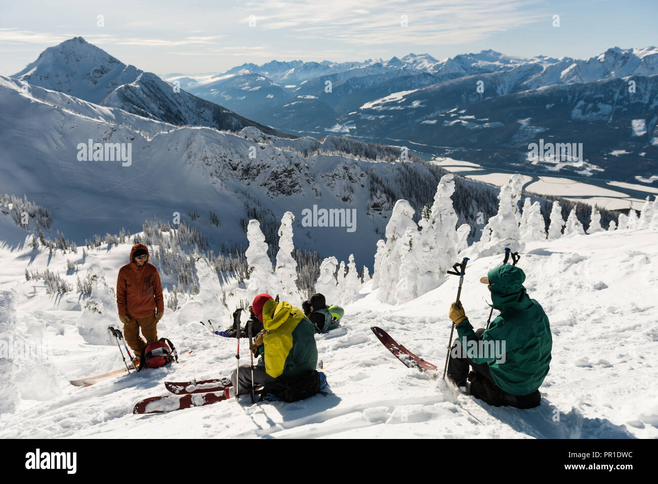 Group of skiers relaxing on a snowy mountain Stock Photo - Alamy