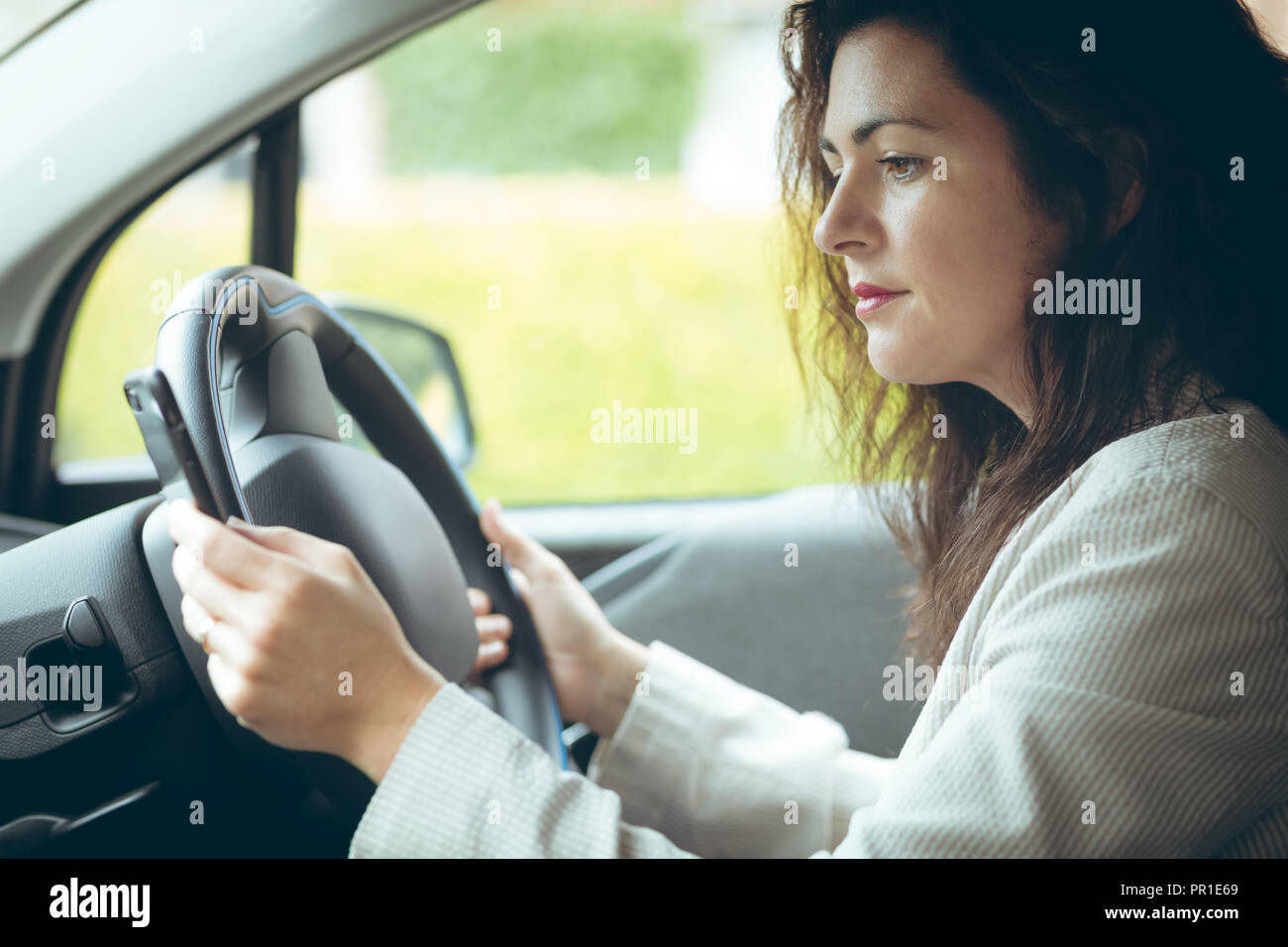 Mobile phone car driving hi-res stock photography and images - Alamy