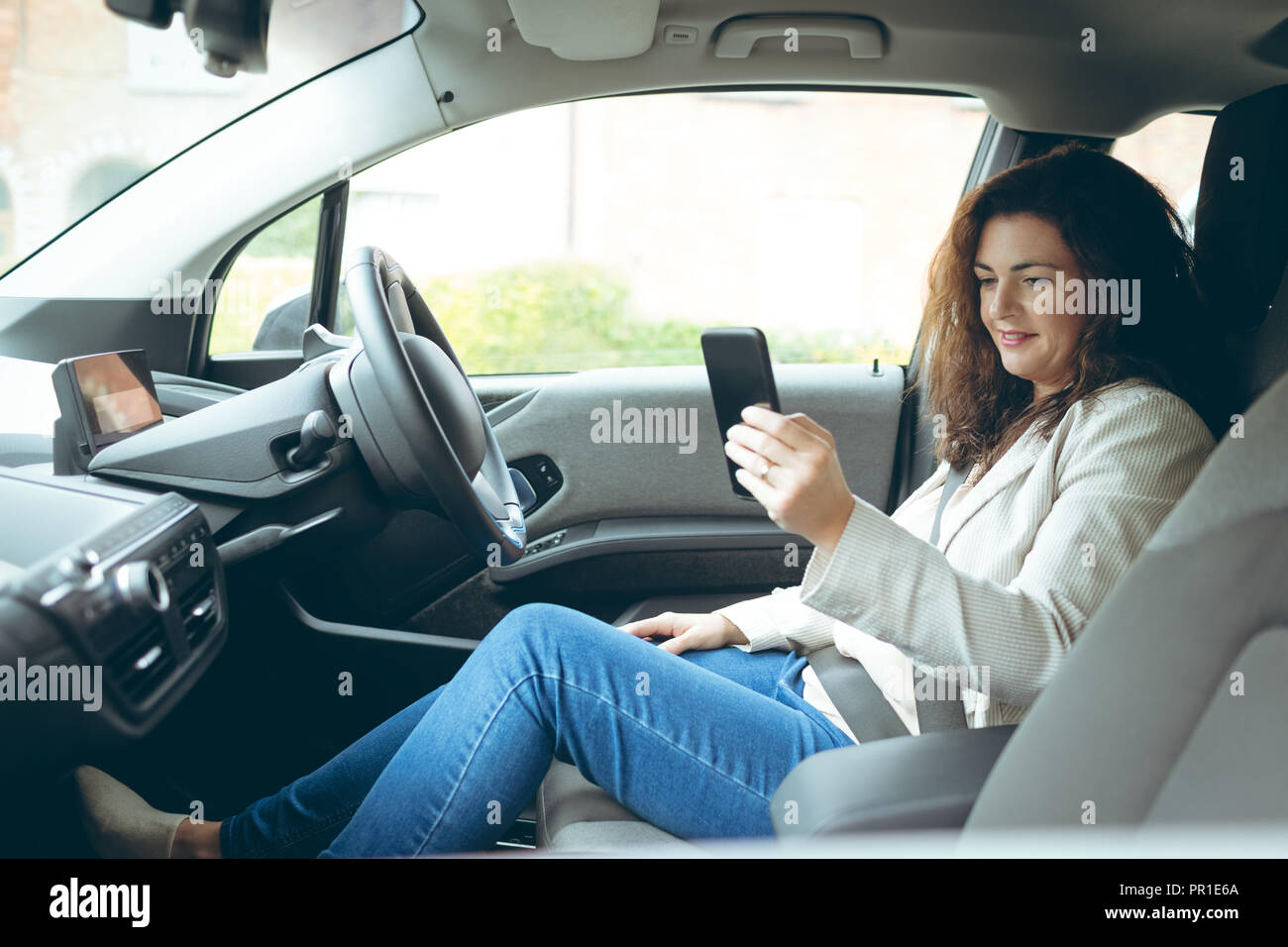 Using mobile phone while driving hi-res stock photography and images ...