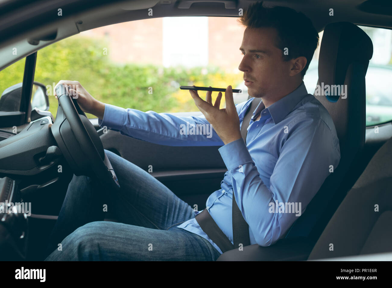 Mobile phone driving car hi-res stock photography and images - Alamy