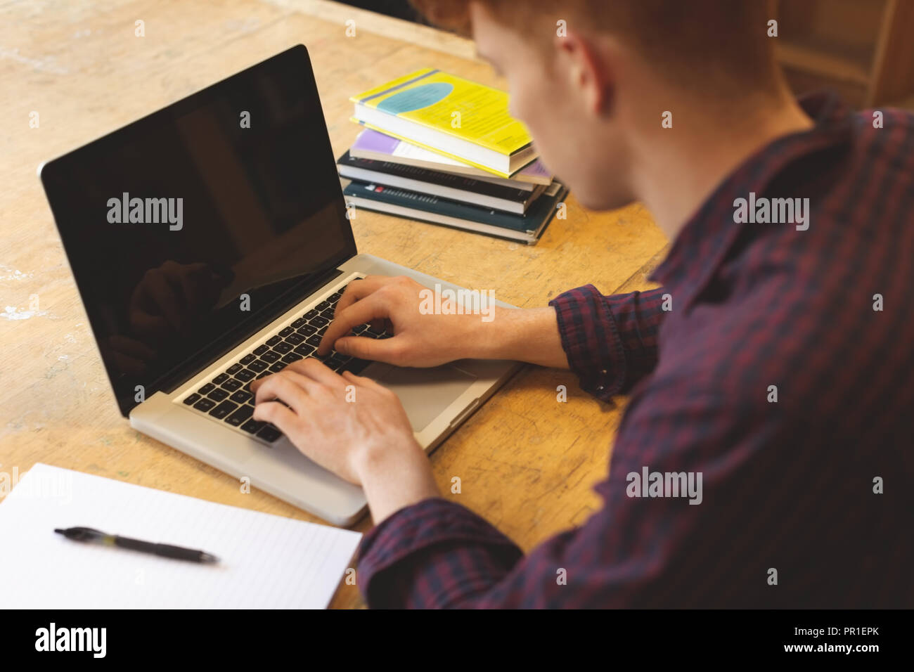 College student using laptop in library Stock Photo - Alamy