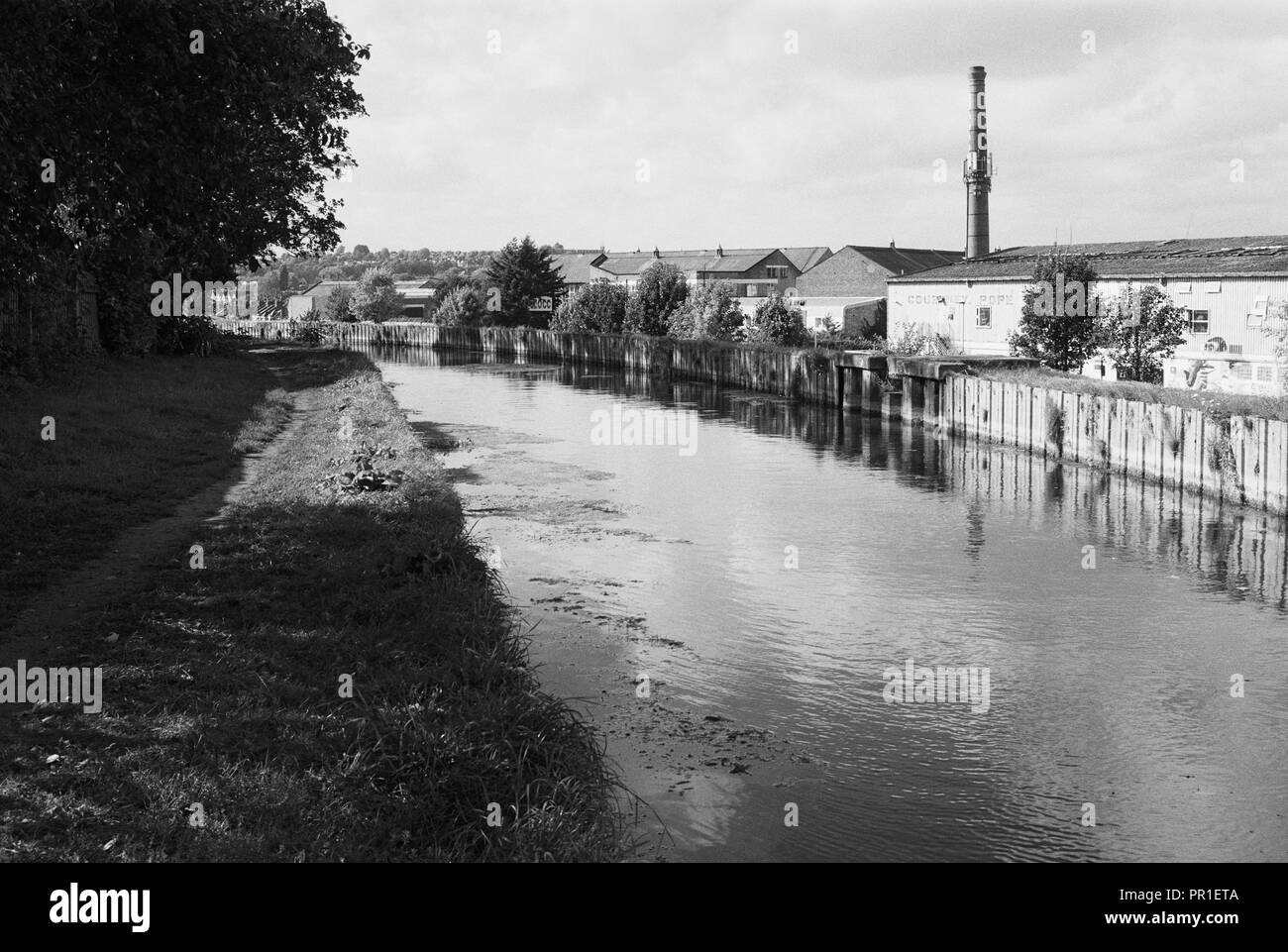 Footpath east london black and white hi-res stock photography and ...