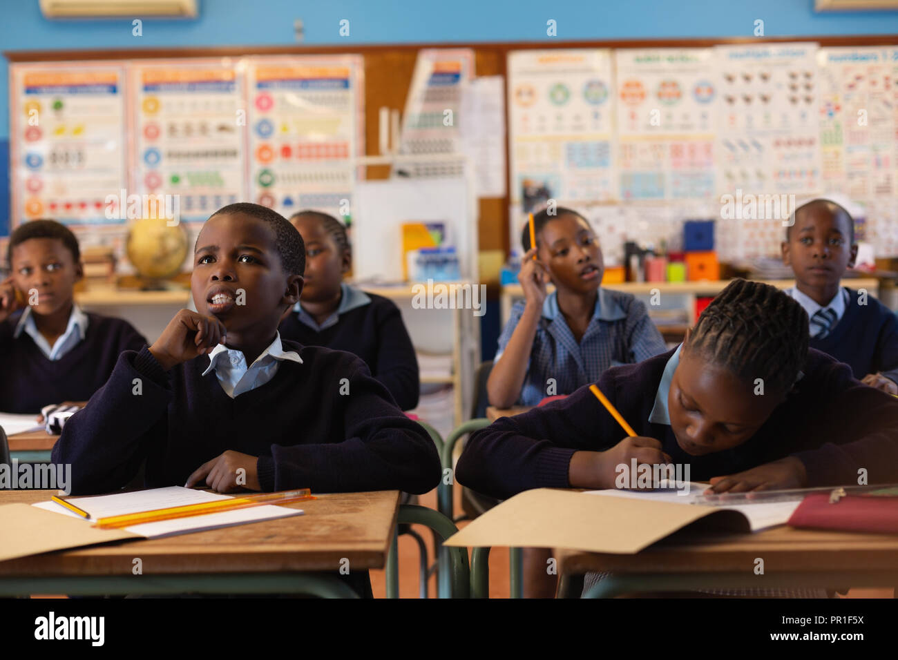 Secondary school students africa hi-res stock photography and images ...