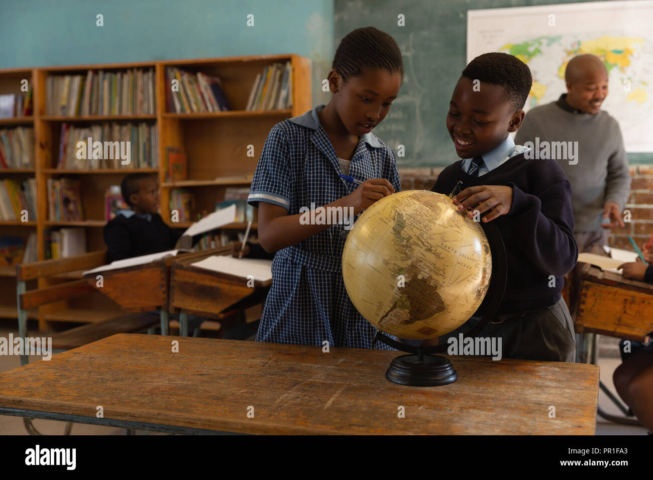 Schoolkids with teacher hi-res stock photography and images - Alamy