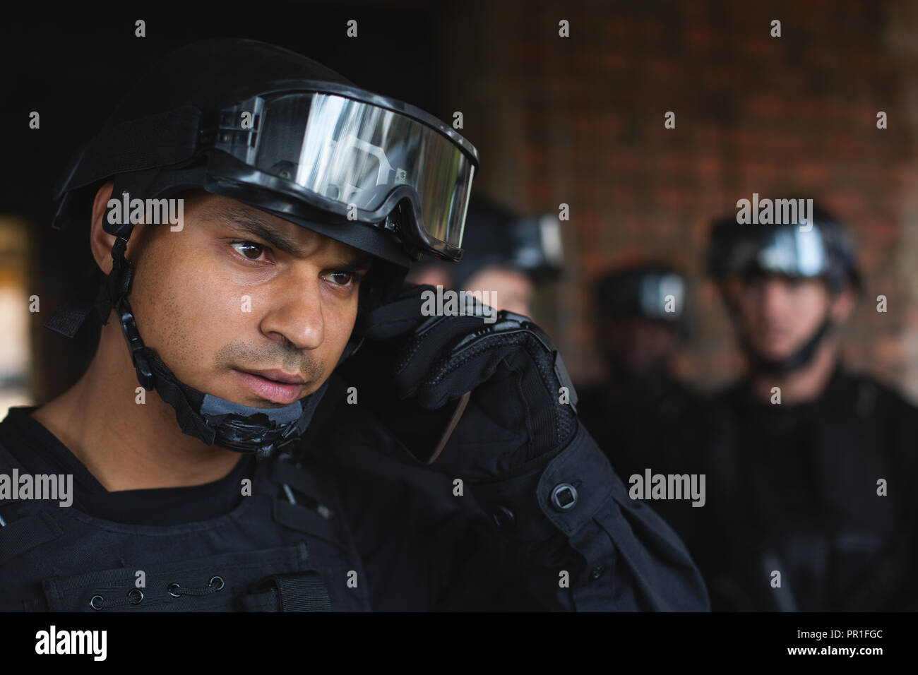 Army soldier talking on mobile hi-res stock photography and images - Alamy