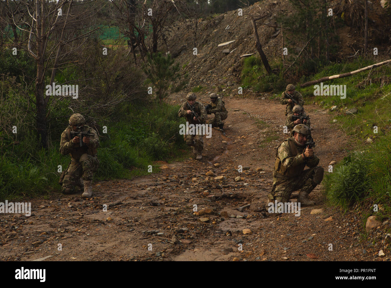 Army soldier crouching holding weaponry uniform hi-res stock ...