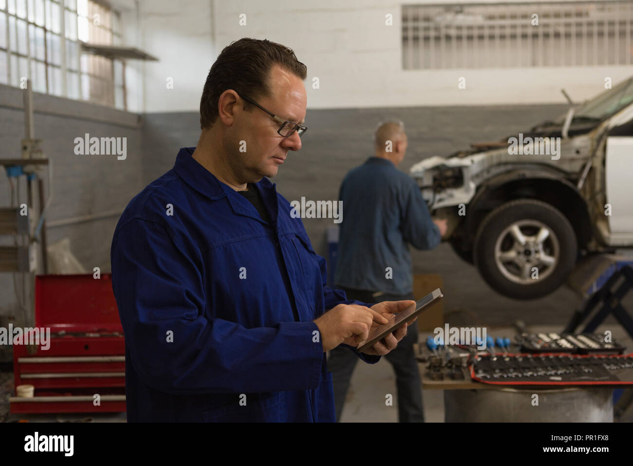 Mechanic garage tablet hi-res stock photography and images - Alamy