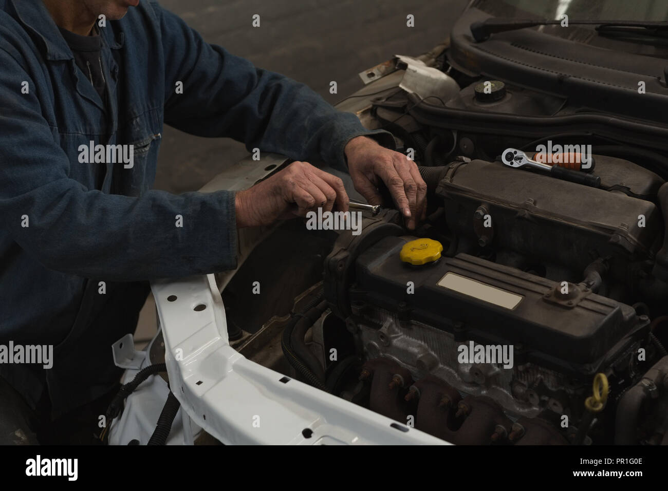 Car garage servicing hi-res stock photography and images - Alamy