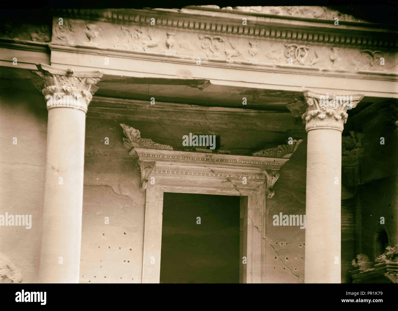 Consoled cornice hi-res stock photography and images - Alamy