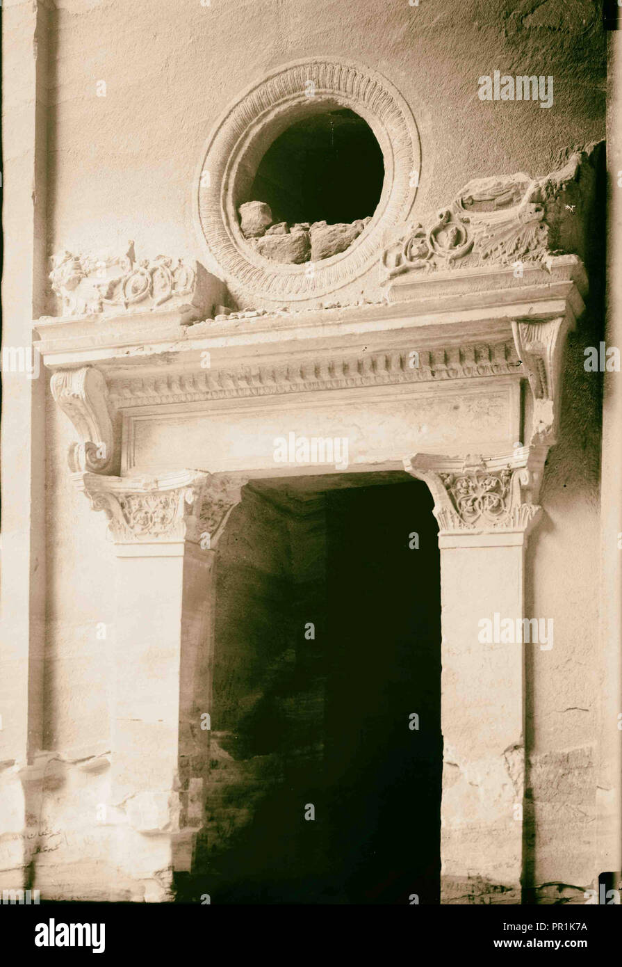 Consoled cornice hi-res stock photography and images - Alamy