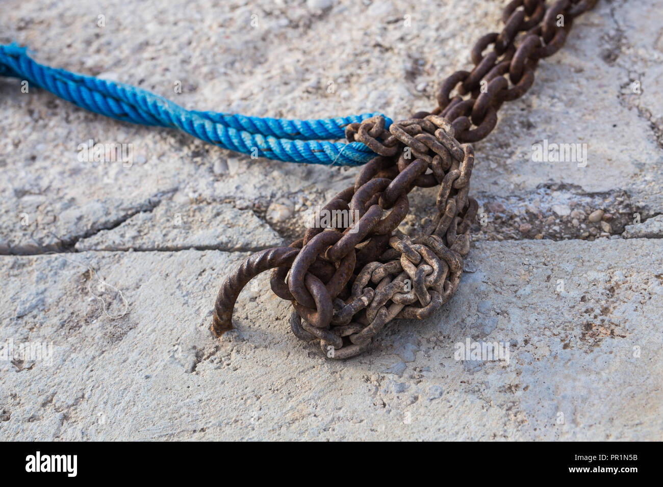 Anchor rope and chain in sea port Stock Photo - Alamy