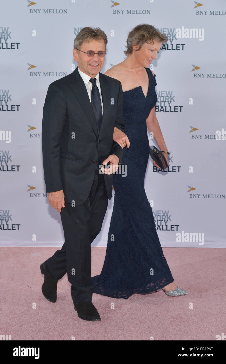 Mikhail Baryshnikov and Lisa Rinehart attend the New York City Ballet ...