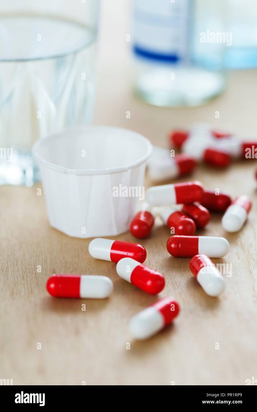 Red and white capsules hi-res stock photography and images - Alamy