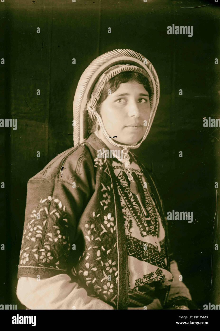 Ramallah woman. 1898, West Bank, Rām Allāh Stock Photo - Alamy