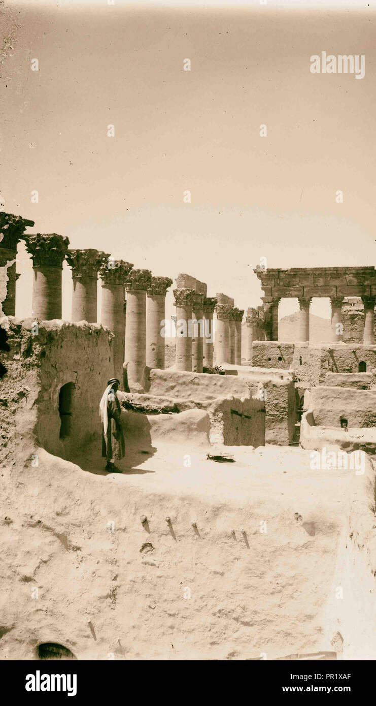 Modern pillars hi-res stock photography and images - Alamy