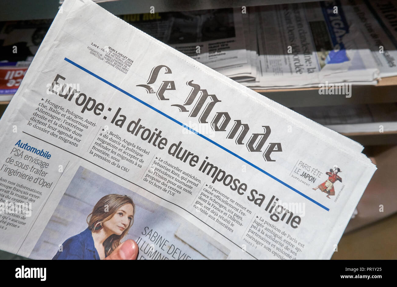 Le monde front page hi-res stock photography and images - Alamy