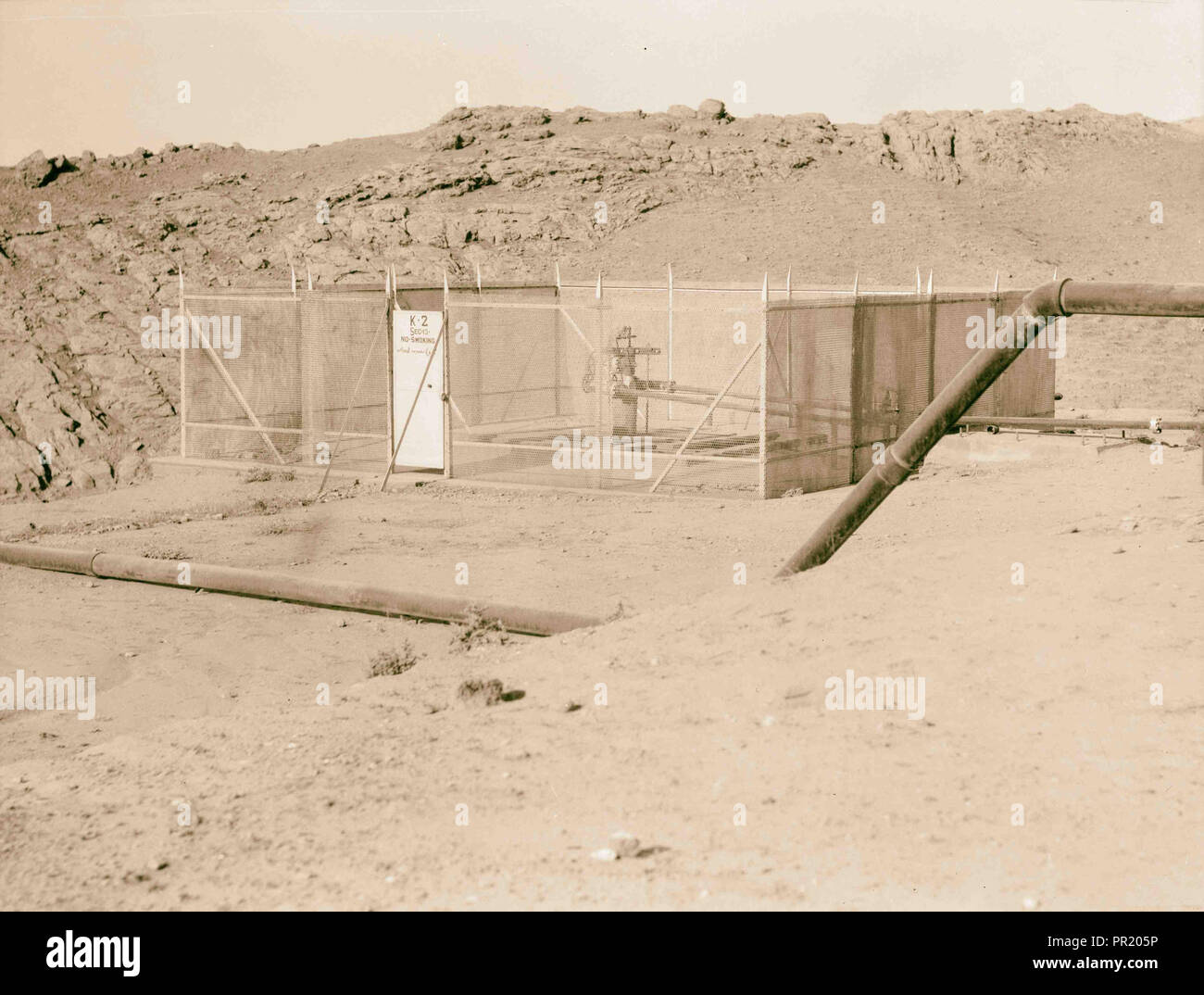 Middle east oil wells hi-res stock photography and images - Alamy