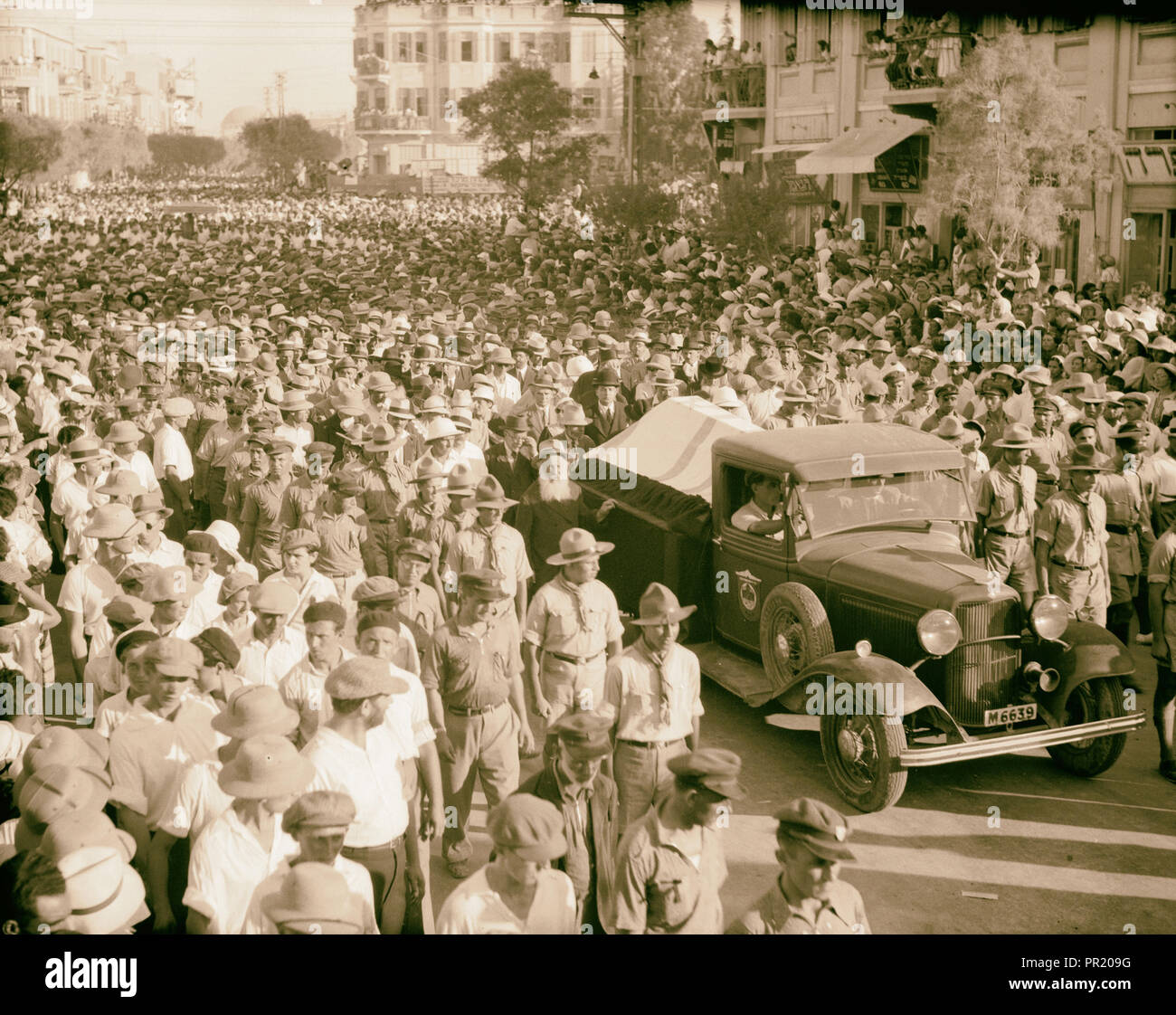 Bialek's funeral in Tel Aviv. Photo shows funeral of poet Hayyim Naham ...