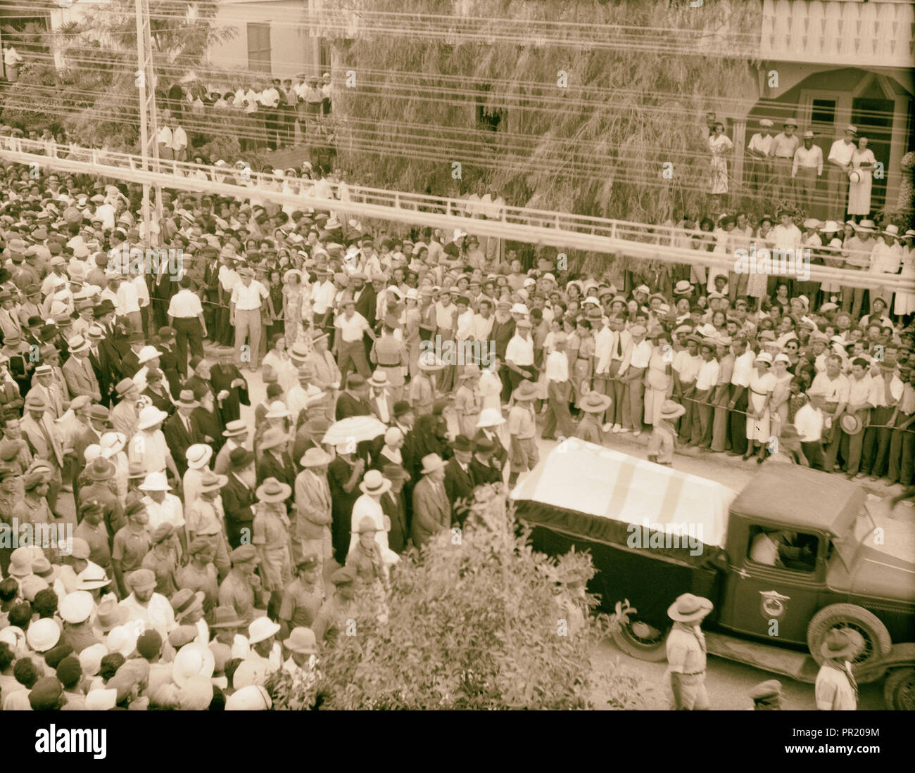 Bialek's funeral in Tel Aviv. Photo shows funeral of poet Hayyim Nahman ...