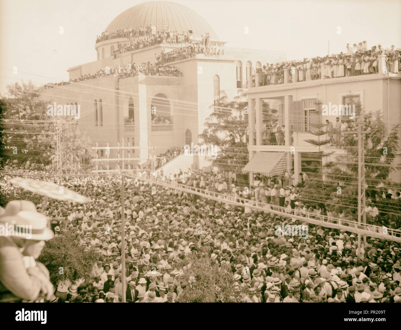 Bialek's funeral in Tel Aviv. Photo shows funeral of poet Hayyim Naham ...